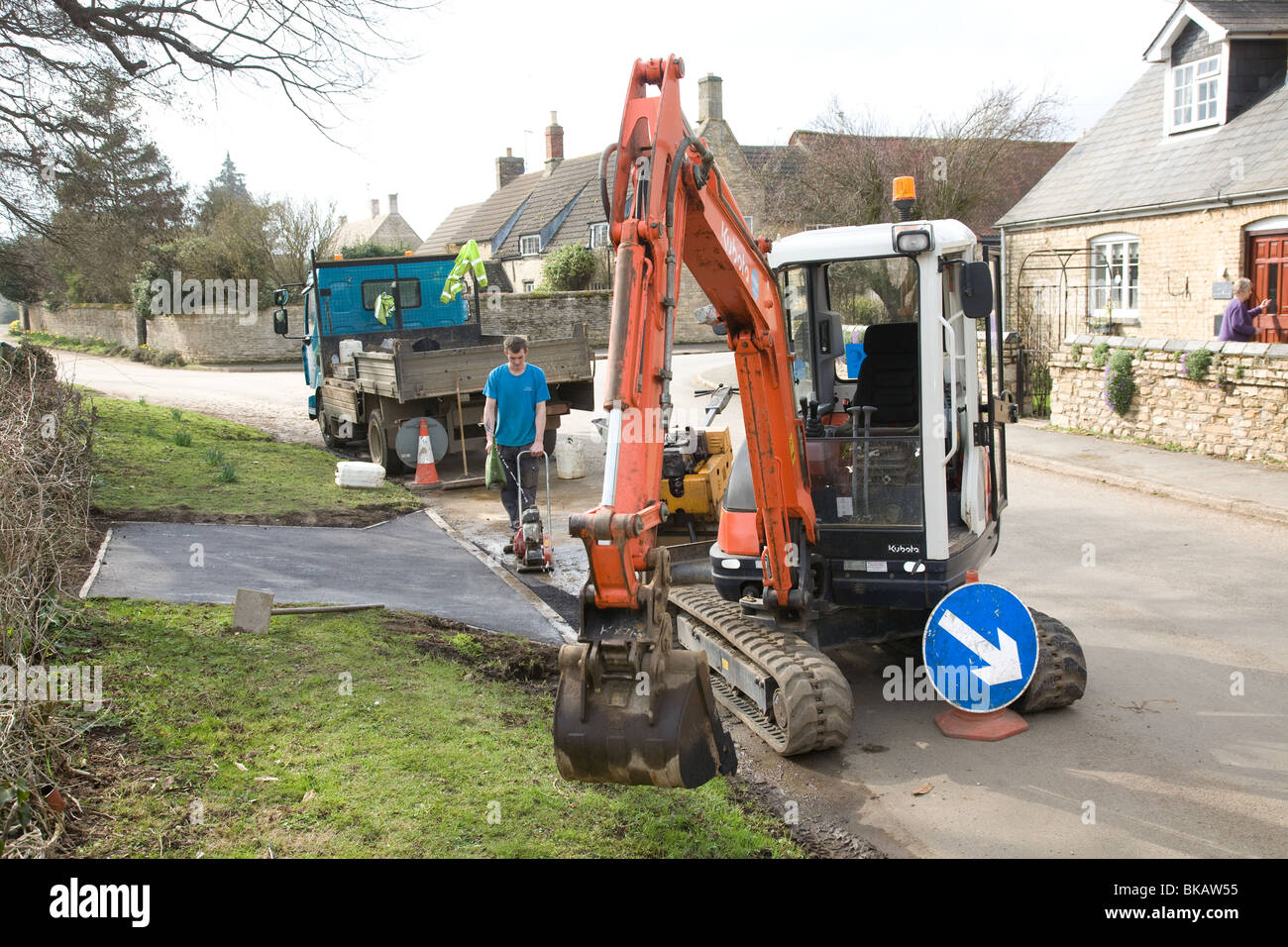 Road workers laying a tarmac driveway Stock Photo - Alamy