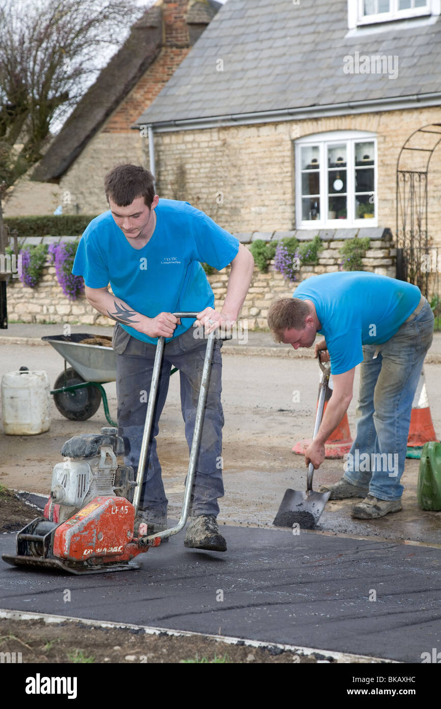 Tarmac workers hi-res stock photography and images - Alamy