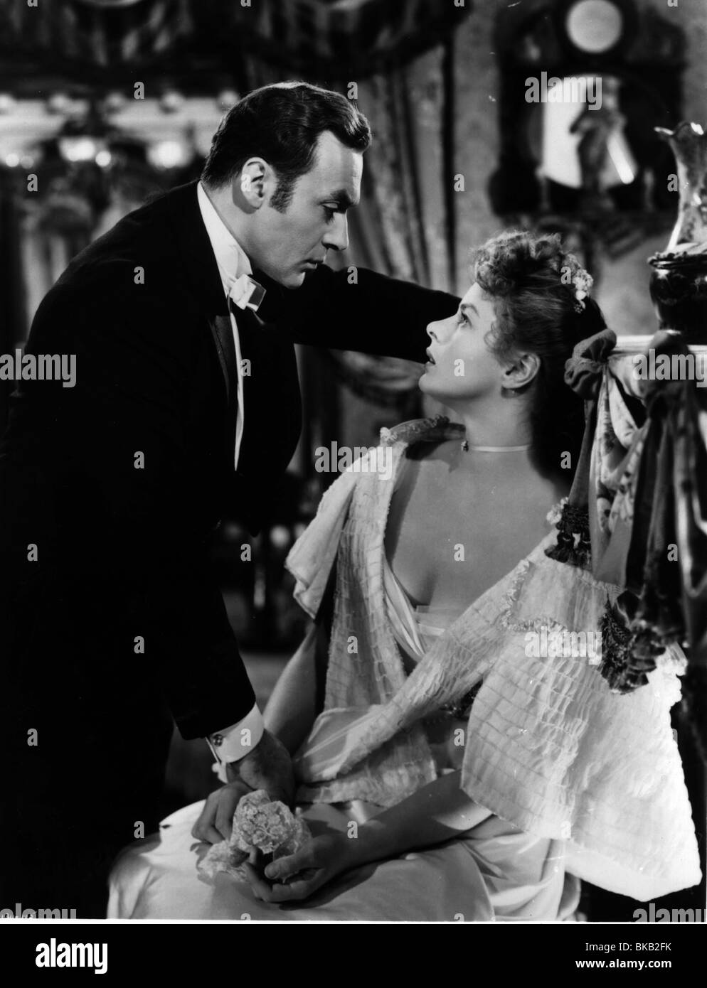 GASLIGHT (1944) CHARLES BOYER, INGRID BERGMAN GSL 010P Stock Photo - Alamy