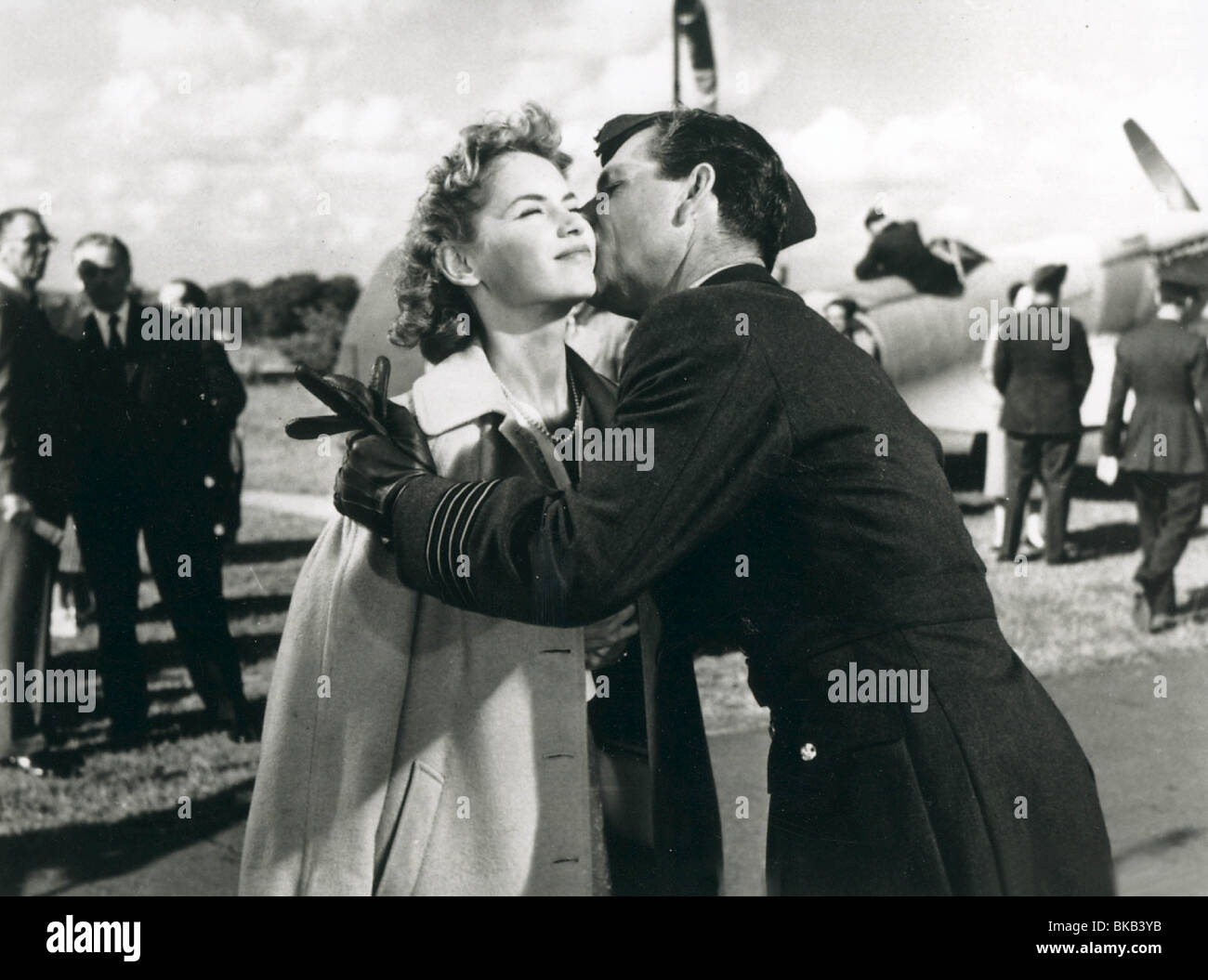 Reach for the sky 1956 kenneth more hi-res stock photography and images ...