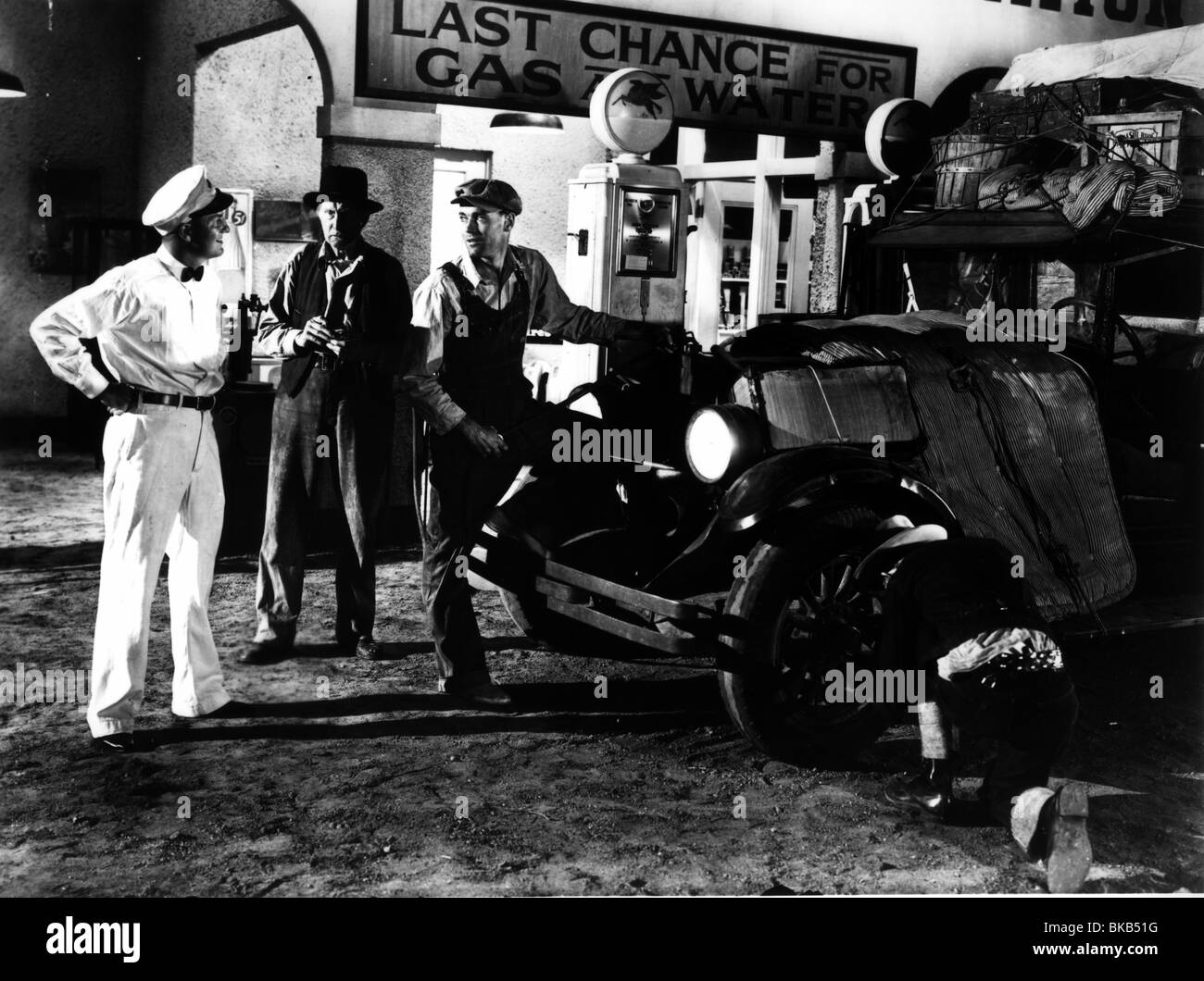 THE GRAPES OF WRATH(1940) CHARLEY GRAPEWIN,HENRY FONDA GOWR 011P Stock ...