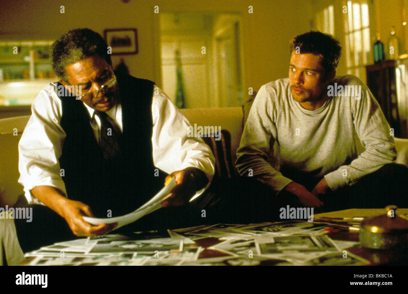 SEVEN (1995) MORGAN FREEMAN, BRAD PITT SEVN 002 L Stock Photo - Alamy