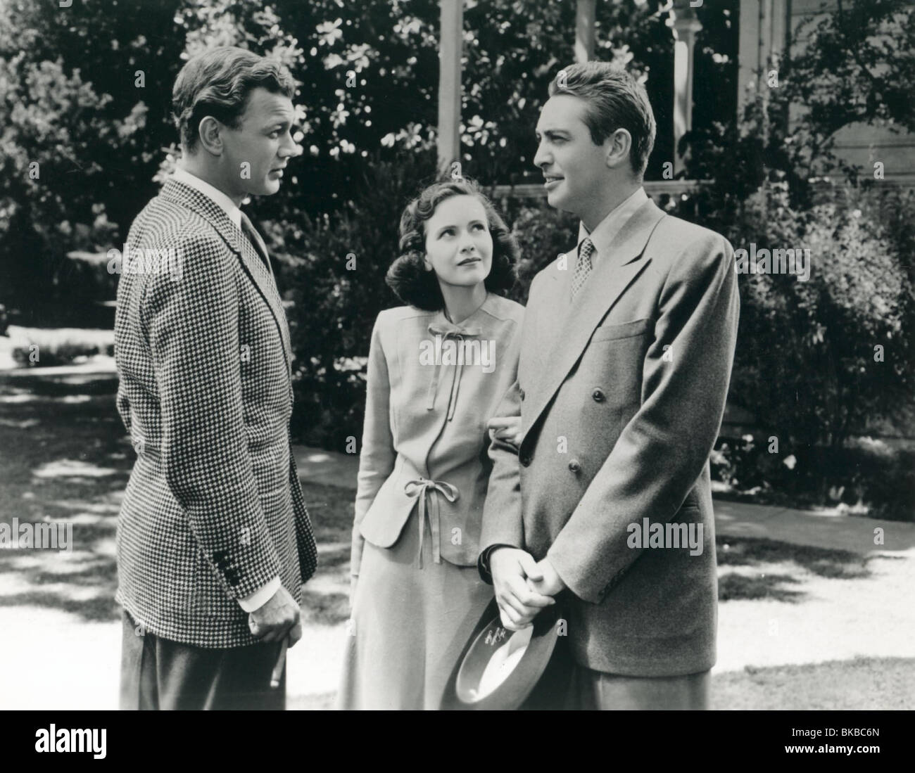 SHADOW OF A DOUBT (1943) JOSEPH COTTEN, TERESA WRIGHT, MACDONALD CAREY ...