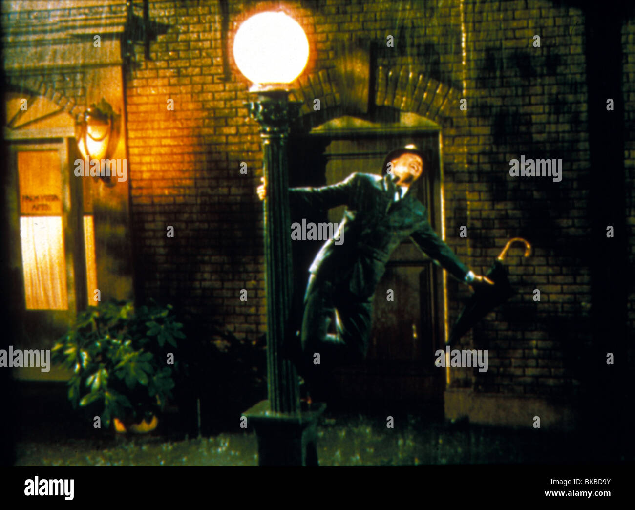 SINGIN IN THE RAIN (1952) SINGING IN THE RAIN (ALT) GENE KELLY SIR 085 ...
