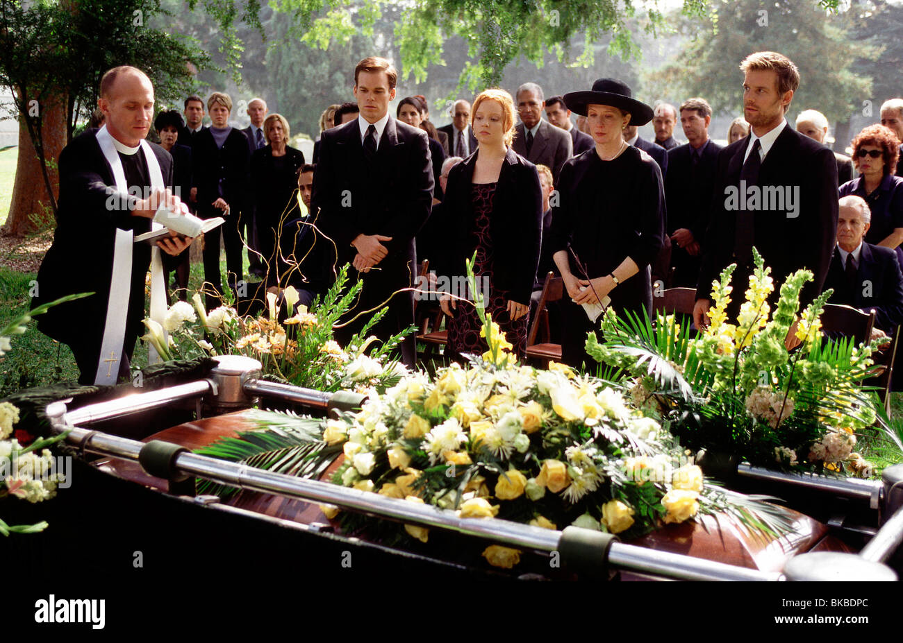 SIX FEET UNDER (TV) TIM MACULAN, MICHAEL C HALL, LAUREN AMBROSE ...