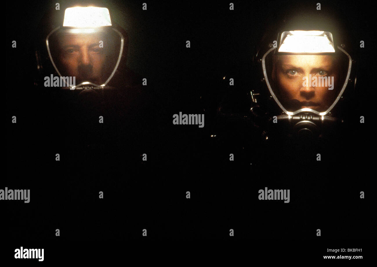 SPHERE (1998) DUSTIN HOFFMAN, SHARON STONE SPHR 040 Stock Photo - Alamy