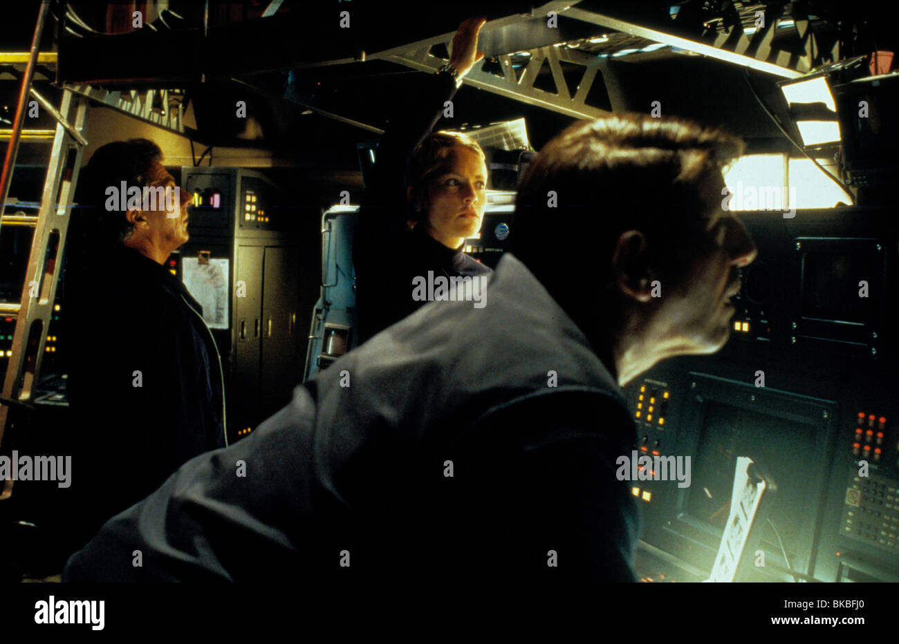 SPHERE (1998) DUSTIN HOFFMAN, SHARON STONE, PETER COYOTE SPHR 055 Stock ...