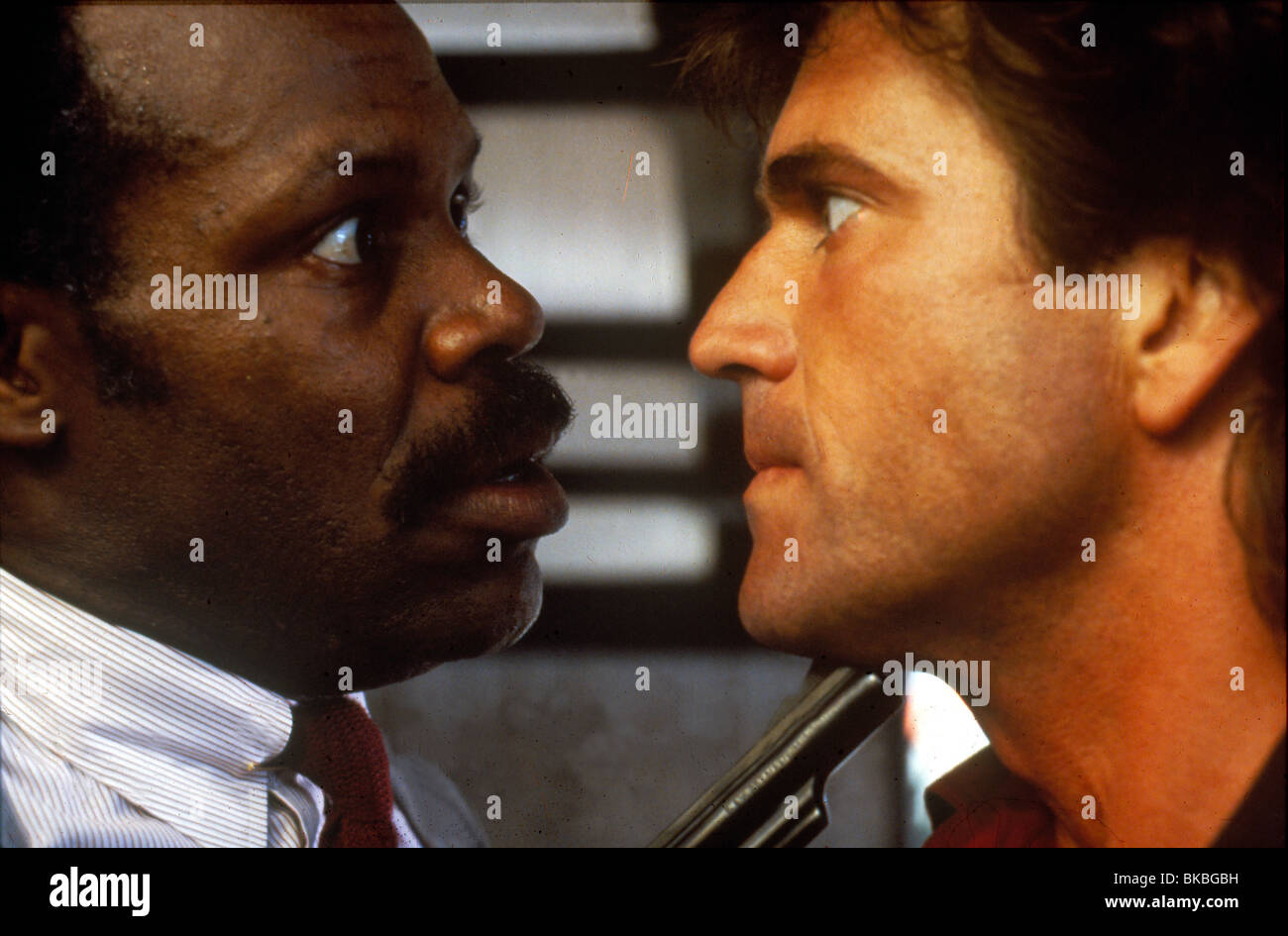 LETHAL WEAPON (1987) DANNY GLOVER, MEL GIBSON LTW 001 Stock Photo - Alamy
