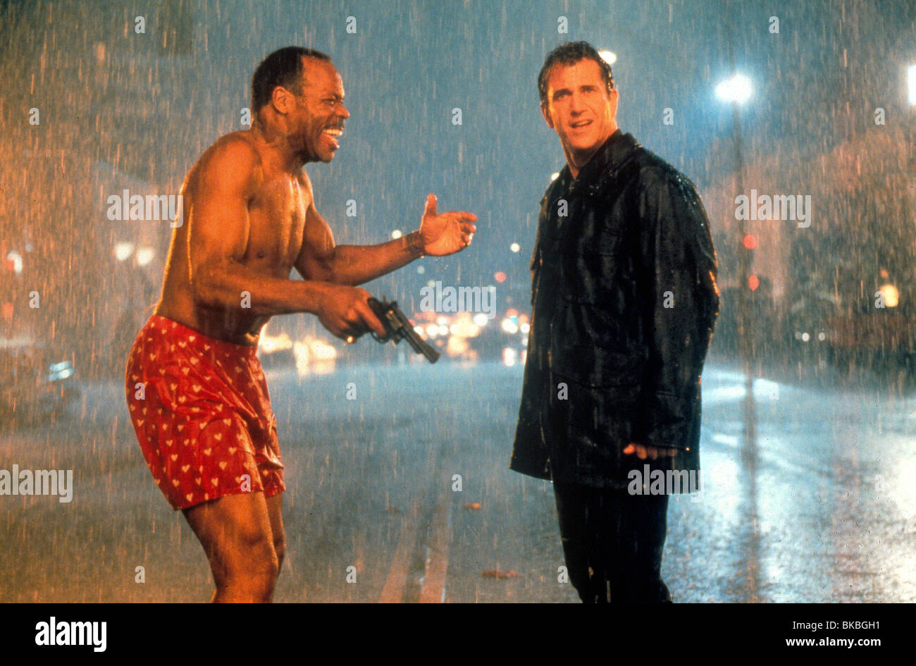 LETHAL WEAPON 4 (1998) DANNY GLOVER, MEL GIBSON LW4 009 Stock Photo - Alamy