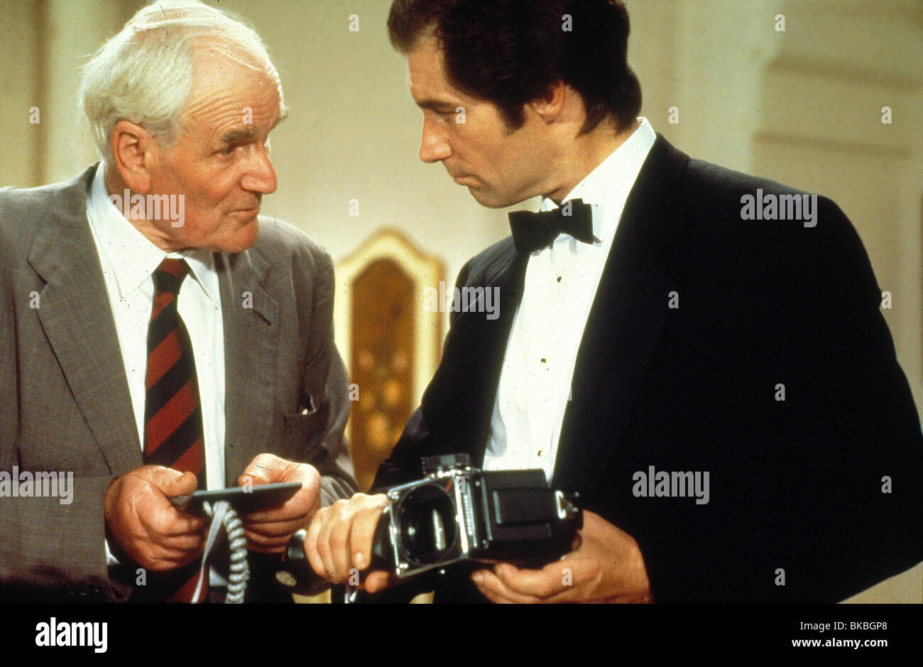 LICENCE TO KILL (1989) DESMOND LLEWELYN, TIMOTHY DALTON CREDIT EON ...