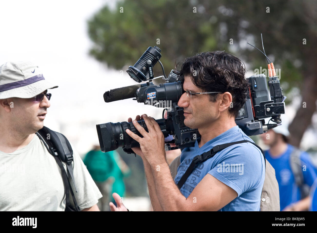 Israel, Jerusalem, TV crew interview an eyewitness Stock Photo - Alamy