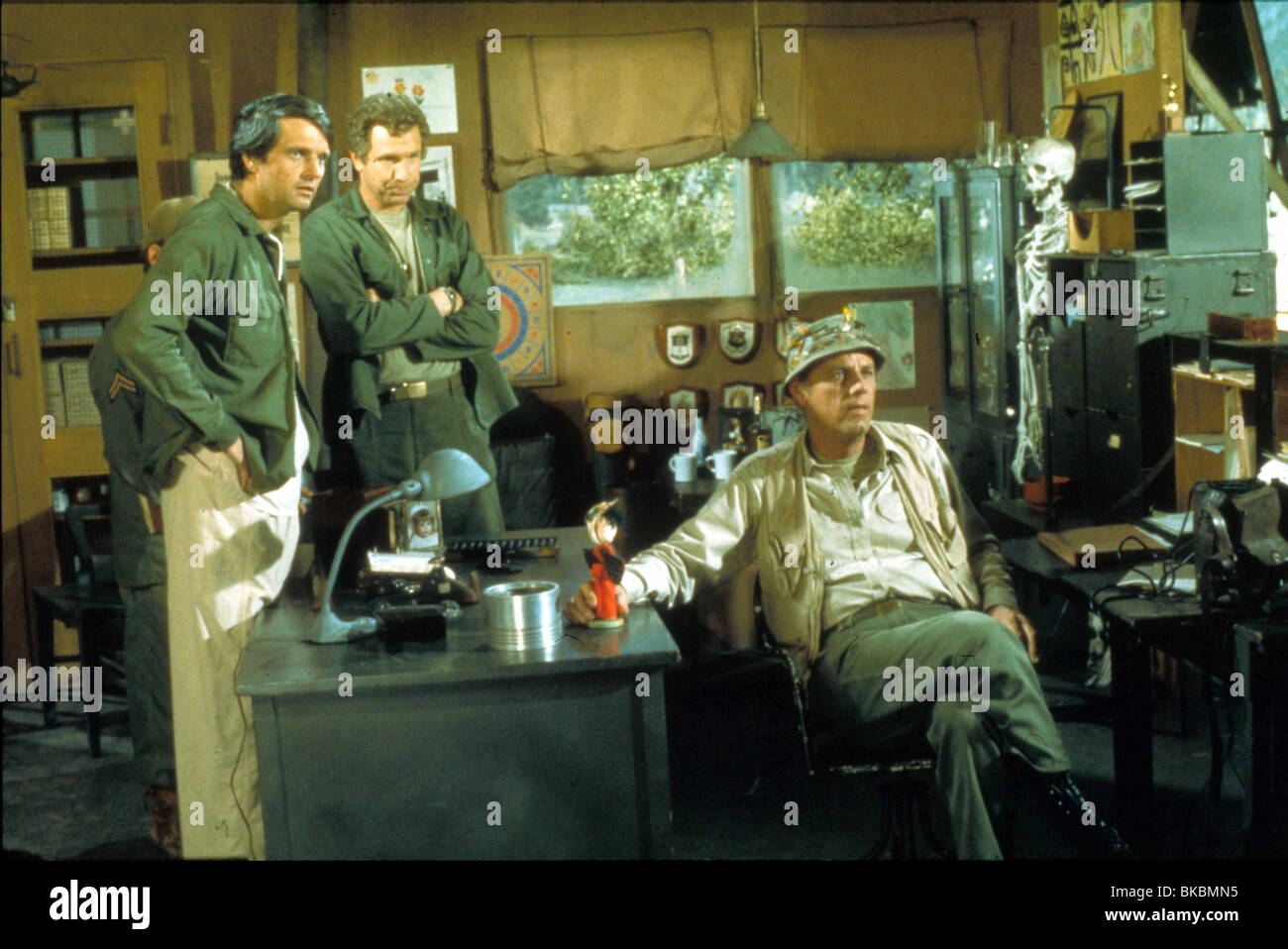 Alan alda and wayne rogers and mash hi-res stock photography and images ...