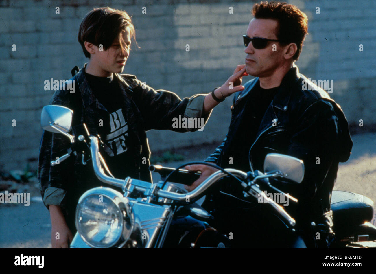 TERMINATOR 2: JUDGEMENT DAY (1991) EDWARD FURLONG, ARNOLD SCHWARZENEGGER TR2 003 Stock Photo - Alamy