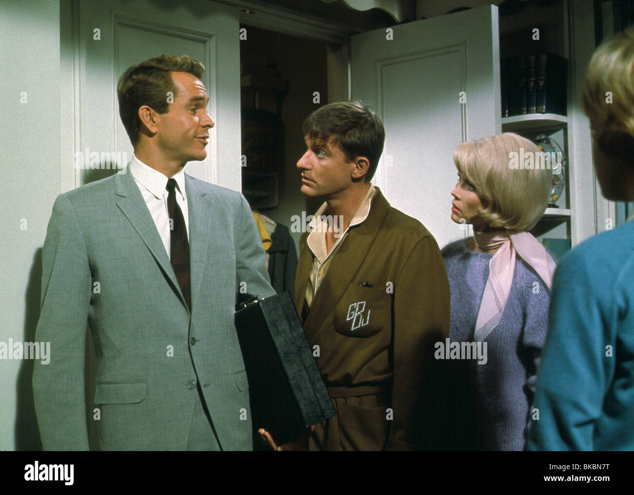 THAT DARN CAT (1965) DEAN JONES, RODDY MCDOWALL, DOROTHY PROVINE CREDIT ...