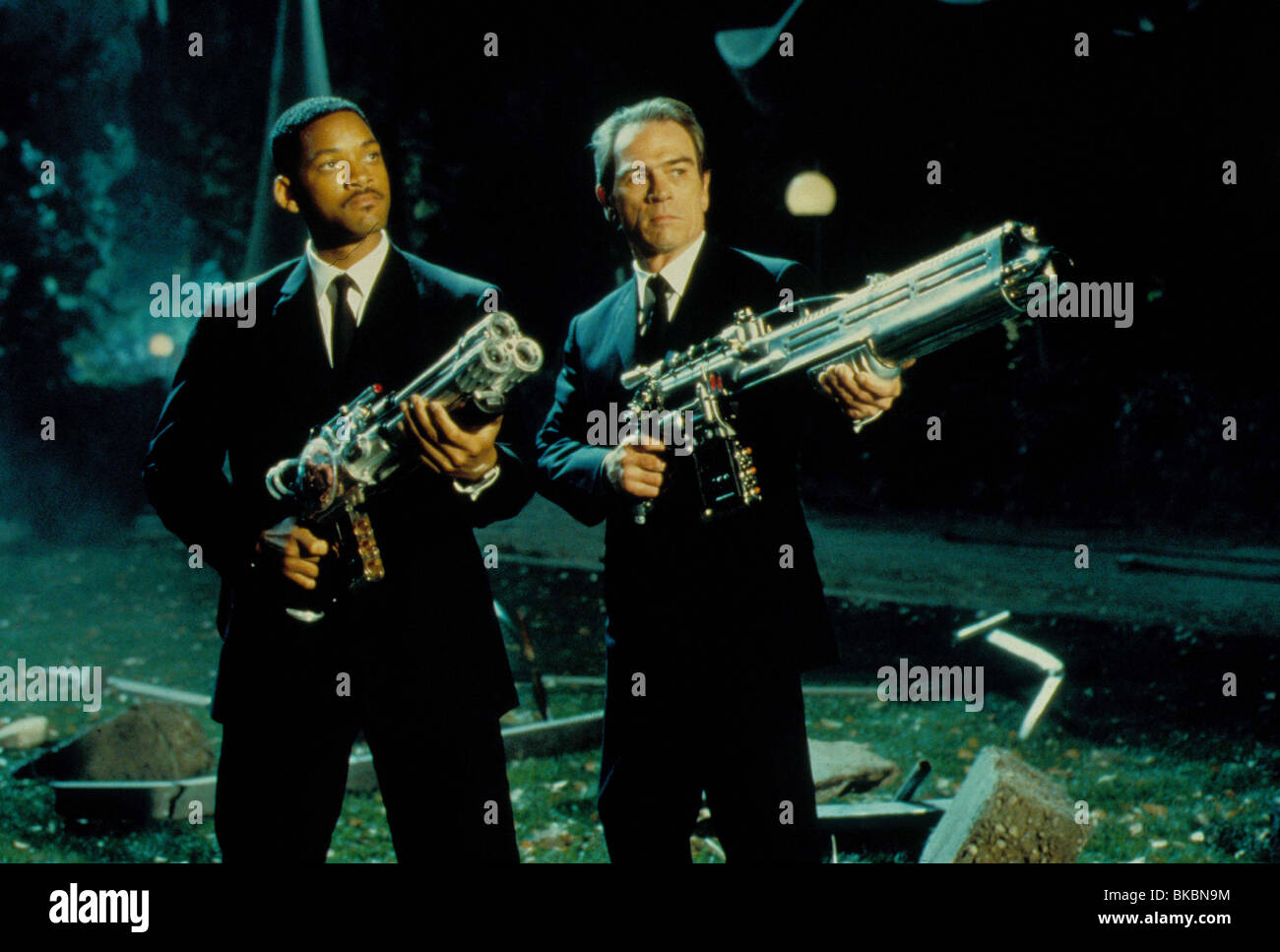 MEN IN BLACK (1997) M.I.B. (ALT) WILL SMITH, TOMMY LEE JONES MIBL 018 ...