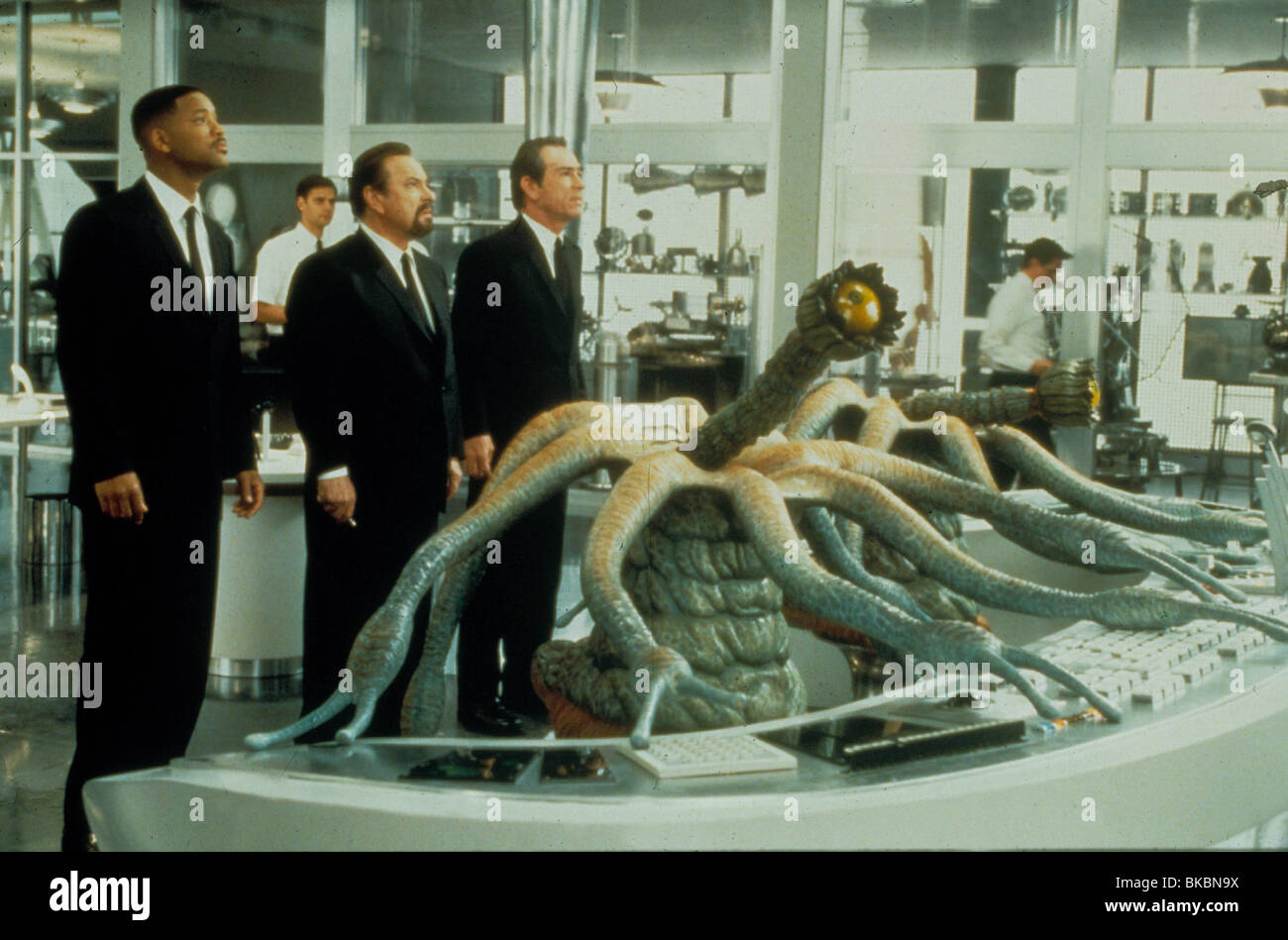 MEN IN BLACK (1997) M.I.B. (ALT) WILL SMITH, RIP TORN, TOMMY LEE JONES ...
