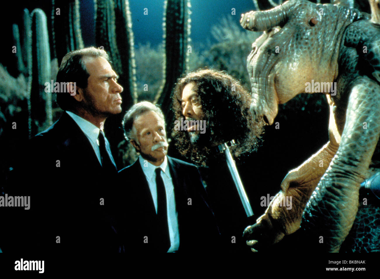 MEN IN BLACK (1997) M.I.B. (ALT) TOMMY LEE JONES MIBL 108 Stock Photo ...