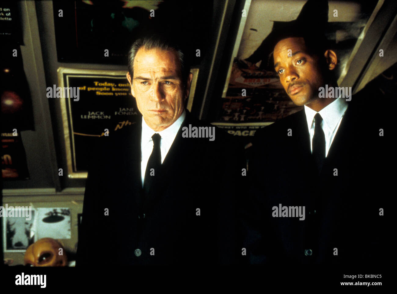 MEN IN BLACK 2 (2002) TOMMY LEE JONES, WILL SMITH MIB2 017 Stock Photo ...