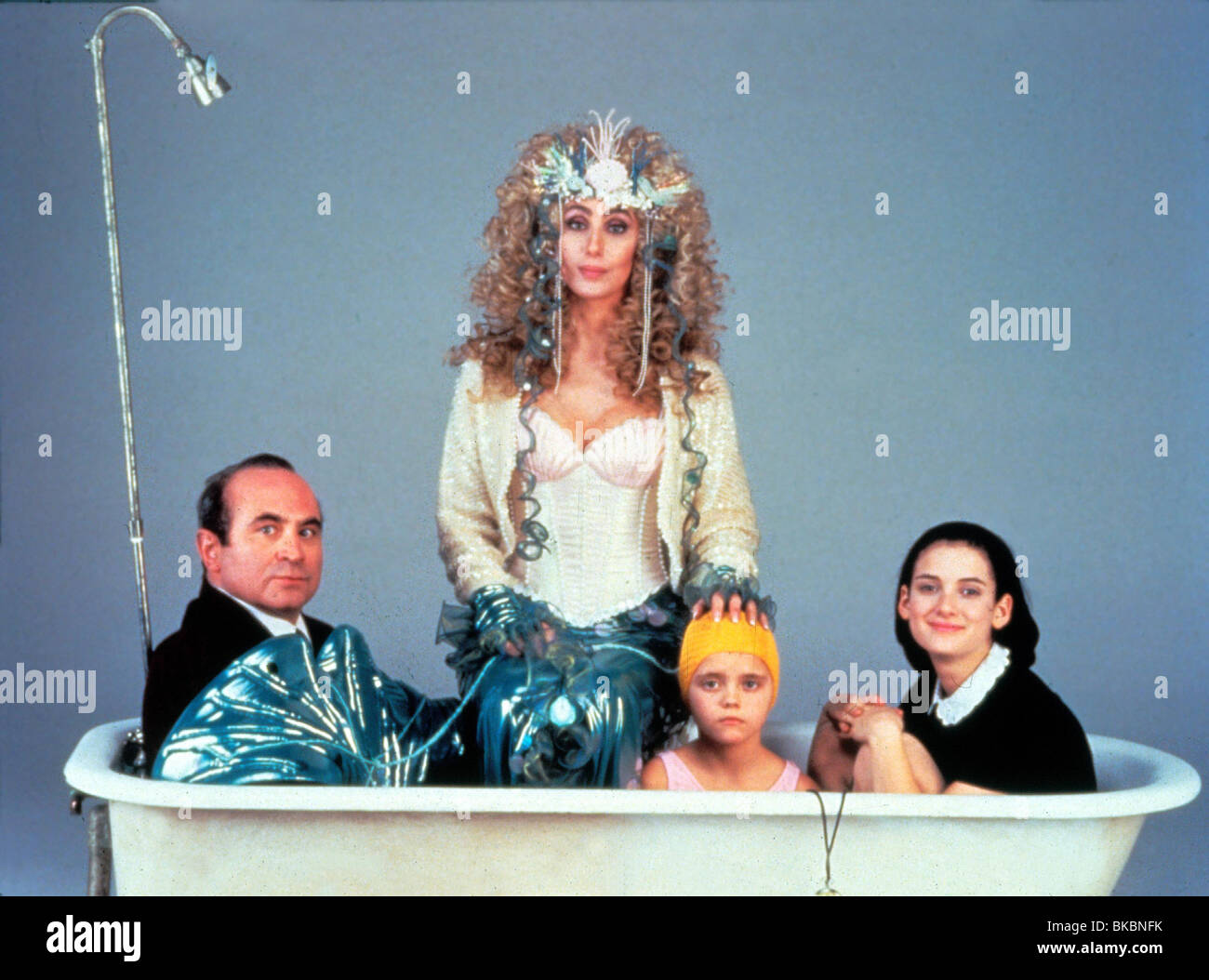 MERMAIDS (1990) BOB HOSKINS, CHER, CHRISTINA RICCI, WINONA RYDER MRM 019 Stock Photo - Alamy