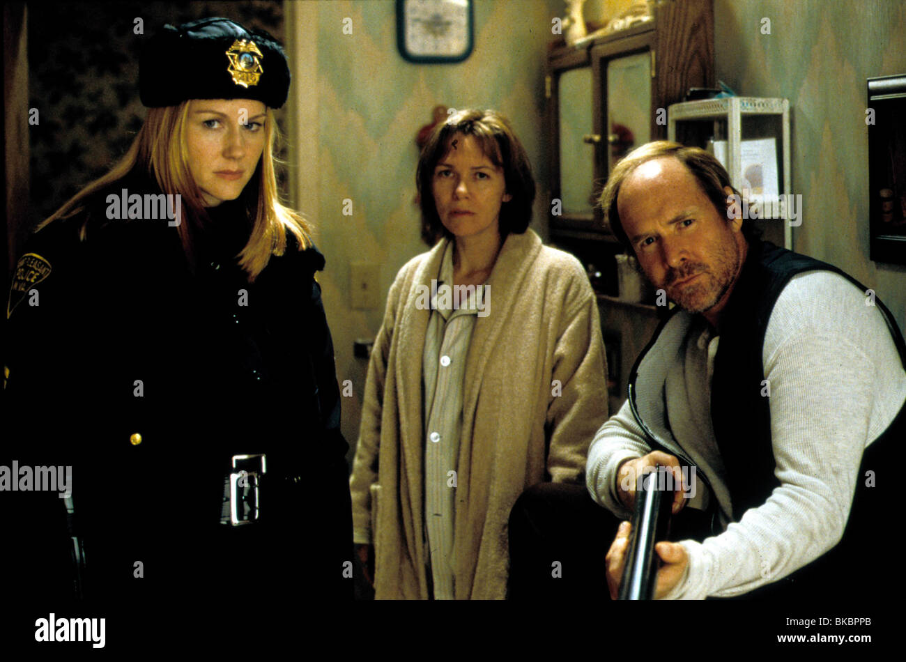 THE MOTHMAN PROPHECIES (2002) LAURA LINNEY, LUCINDA JENNEY, WILL PATTON ...