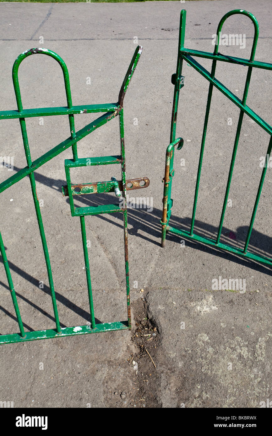 Olive green door hi-res stock photography and images - Alamy