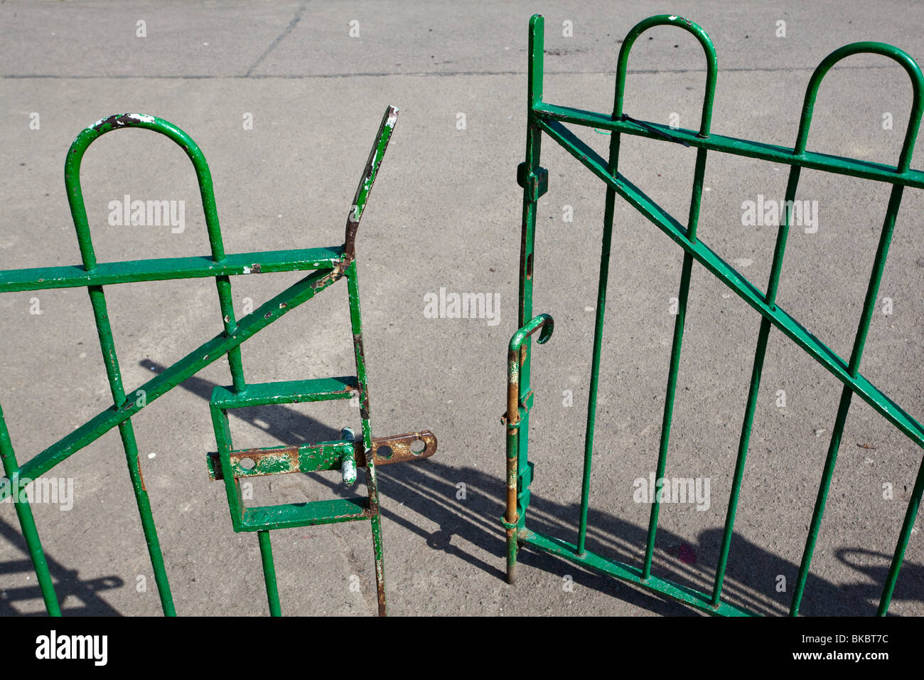 Olive green door hi-res stock photography and images - Alamy