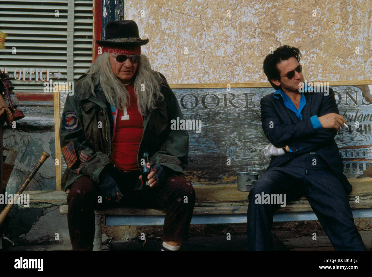 U-TURN (1997) JON VOIGHT, SEAN PENN UTRN 081 Stock Photo - Alamy