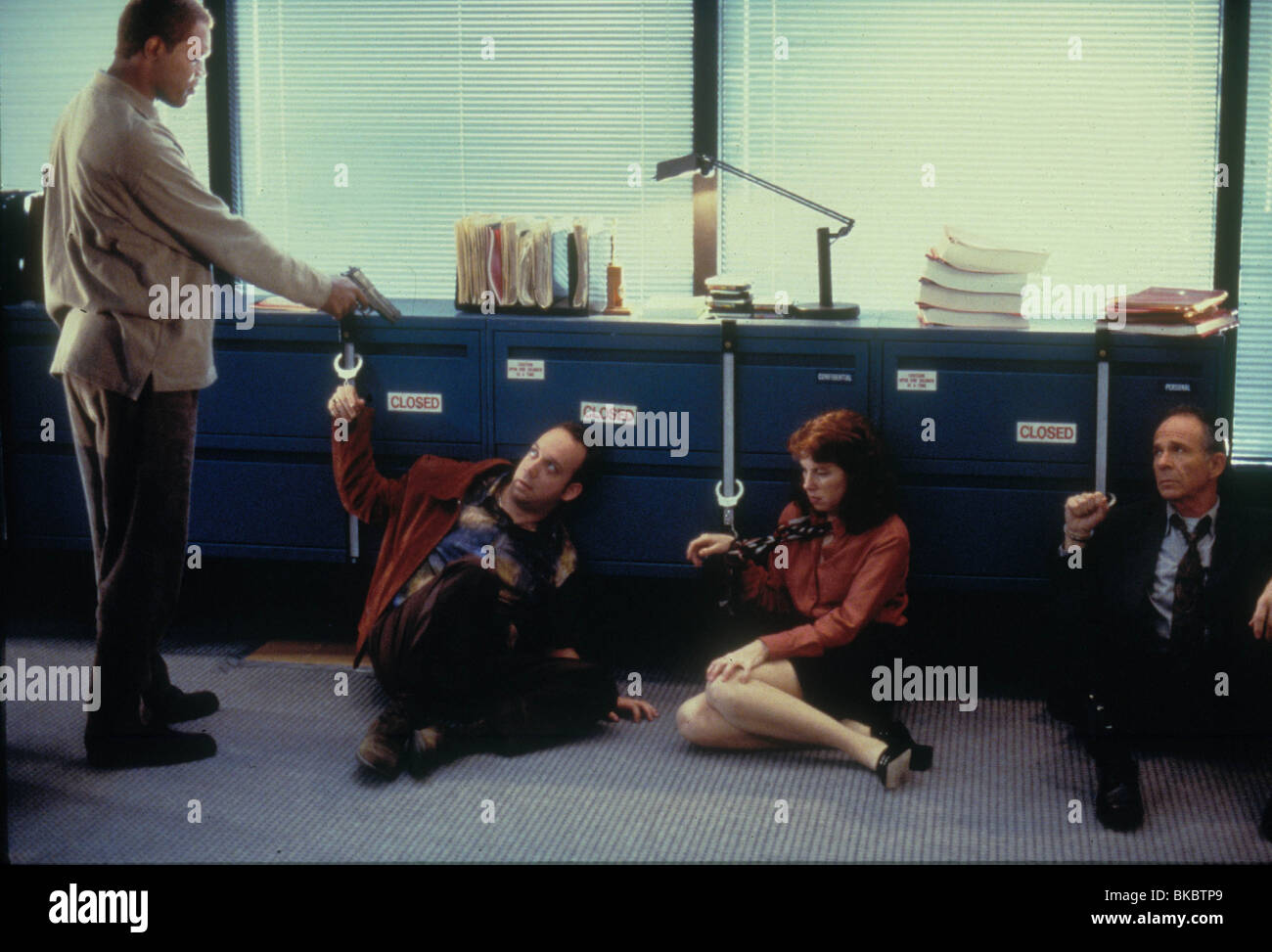 THE NEGOTIATOR (1998) SAMUEL L JACKSON NEGO 037 Stock Photo - Alamy