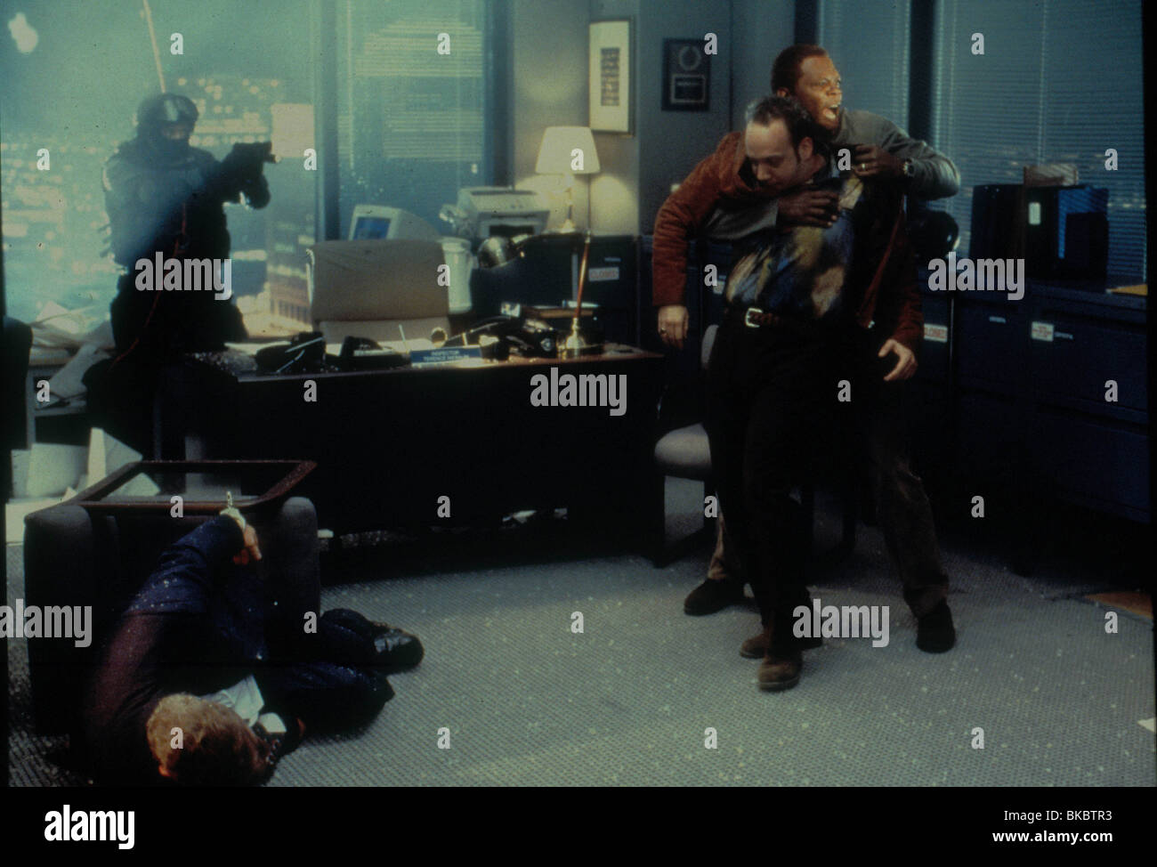 THE NEGOTIATOR (1998) SAMUEL L JACKSON NEGO 004 Stock Photo - Alamy