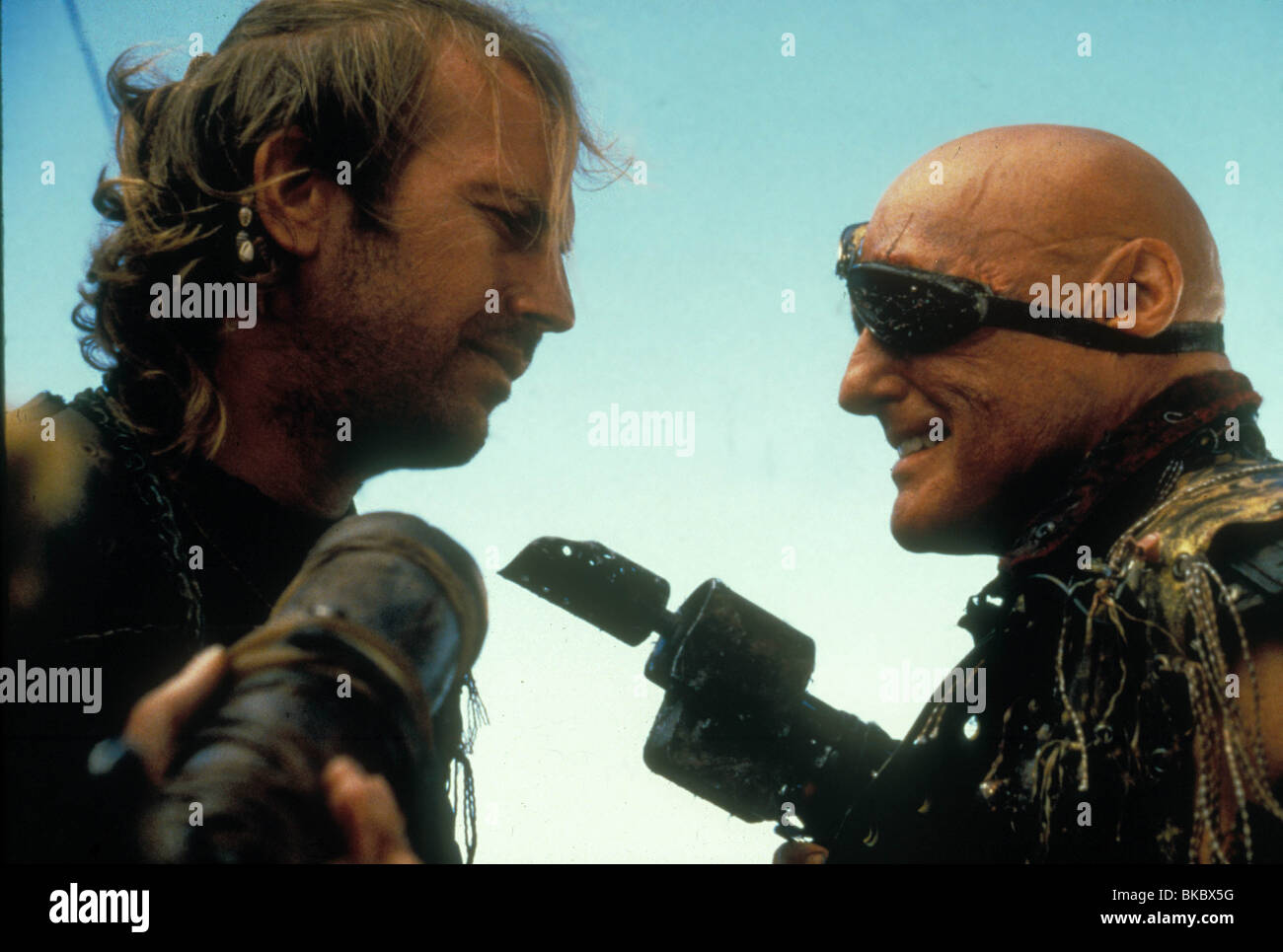 WATERWORLD (1995) KEVIN COSTNER, DENNIS HOPPER WTRW 004 Stock Photo - Alamy