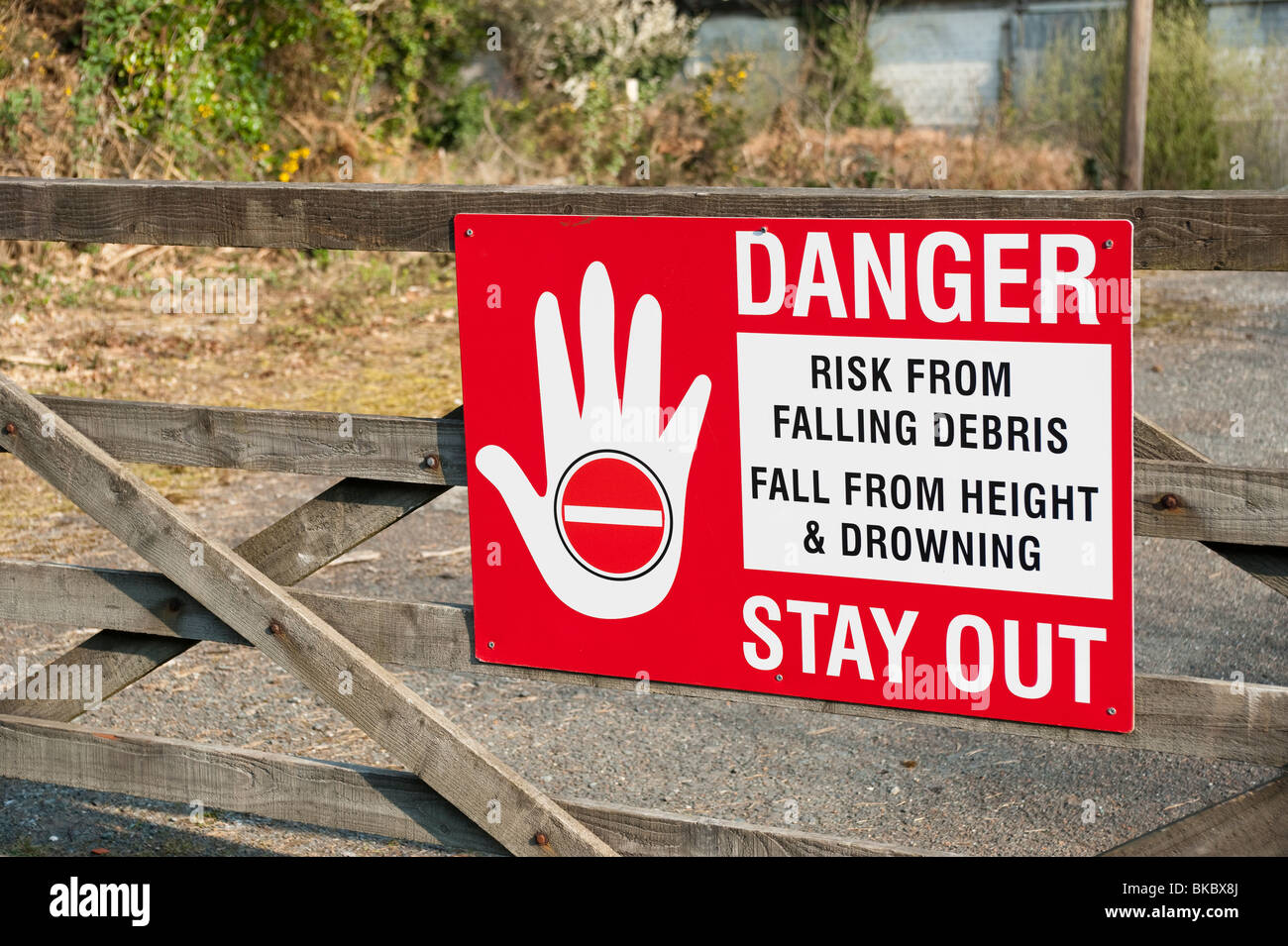 Stay out sign hi-res stock photography and images - Alamy
