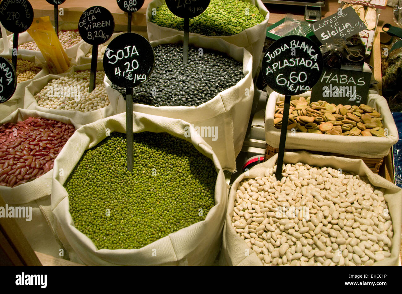 Madrid Spain Spanish grocer grocery beans market Stock Photo - Alamy