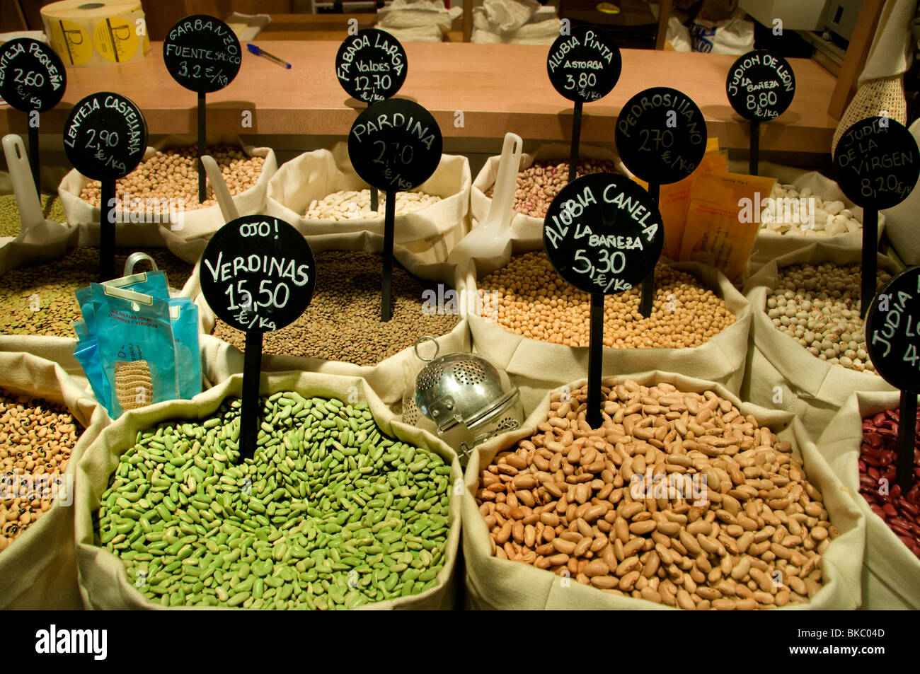 Madrid Spain Spanish grocer grocery beans market Stock Photo - Alamy