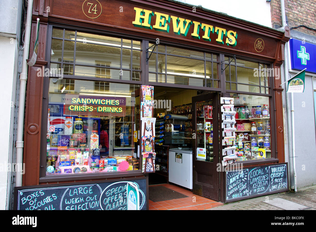 Traditional store hi-res stock photography and images - Alamy