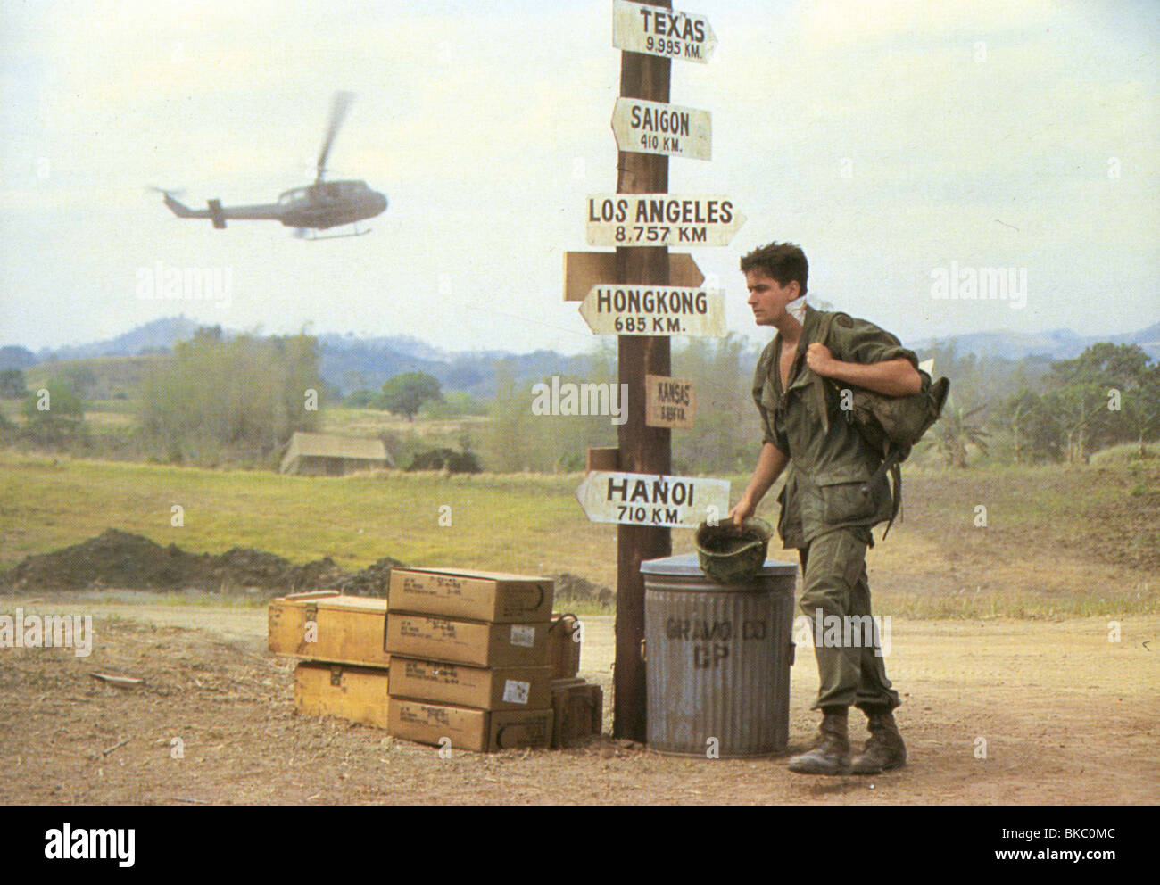 PLATOON -1986 CHARLIE SHEEN Stock Photo - Alamy