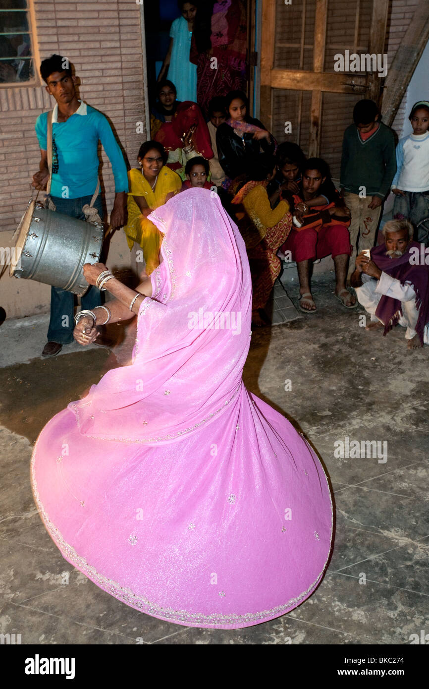 India dancer sari hi-res stock photography and images - Alamy