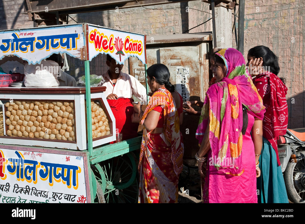 Pani puri hi-res stock photography and images - Alamy