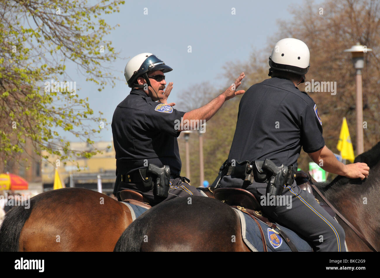 Mounted police control crowd hi-res stock photography and images - Alamy
