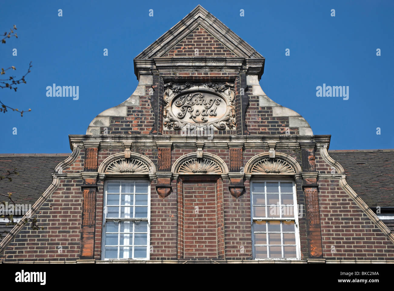 architectural features at the top of an 1880s building on the king's ...