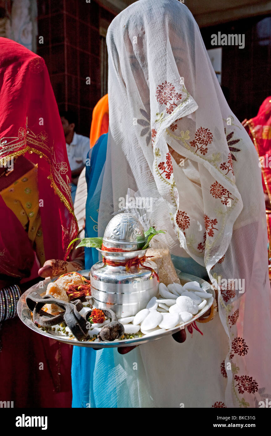 Indian women ritual parade before the wedding ceremony. Pushkar ...