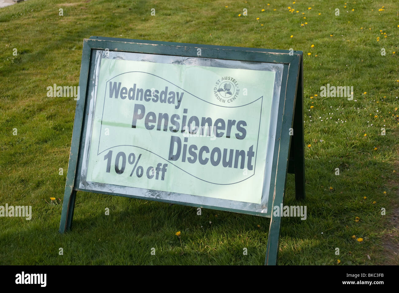 Discount centre hi-res stock photography and images - Alamy