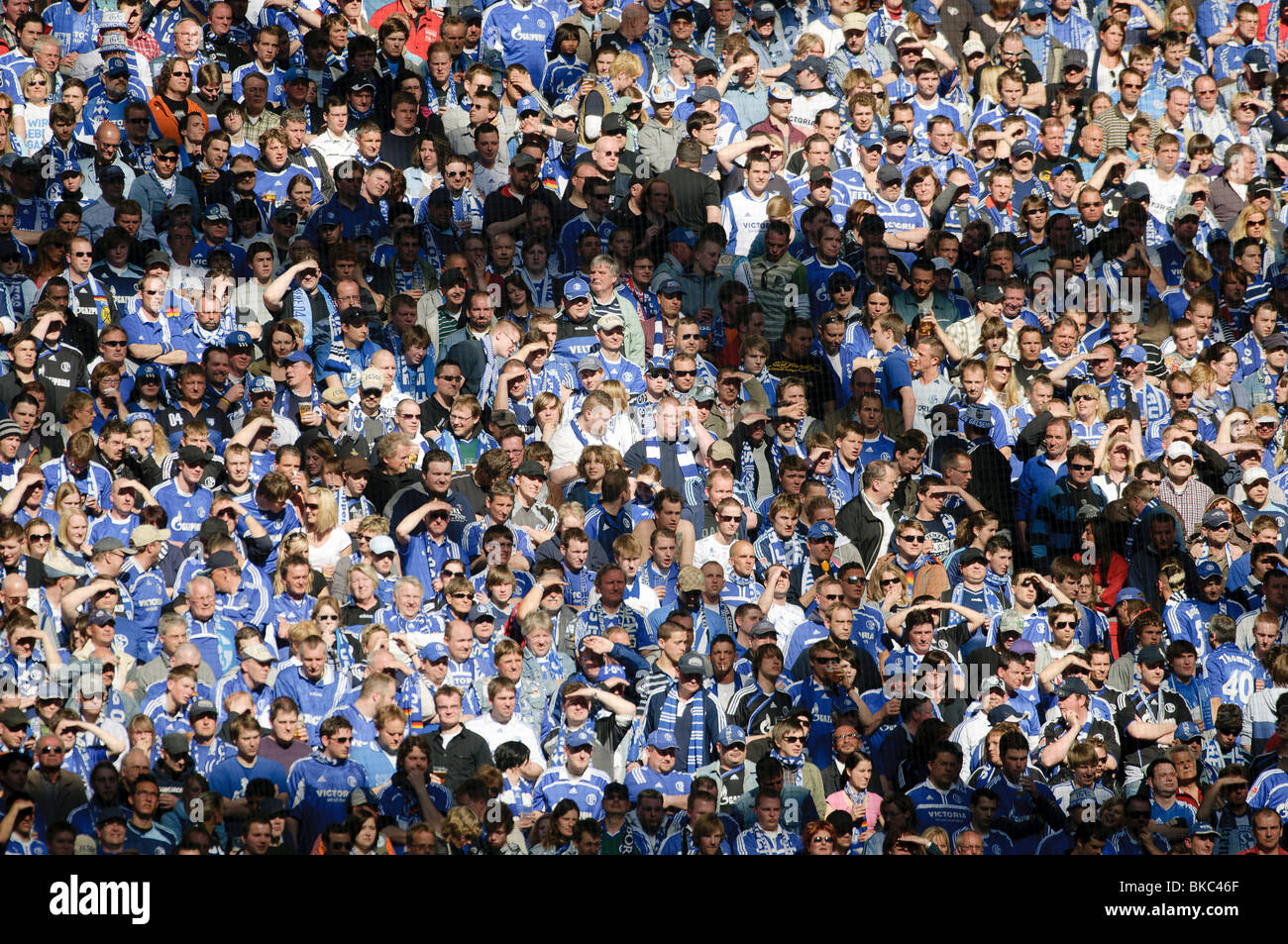 Football crowd hi-res stock photography and images - Alamy