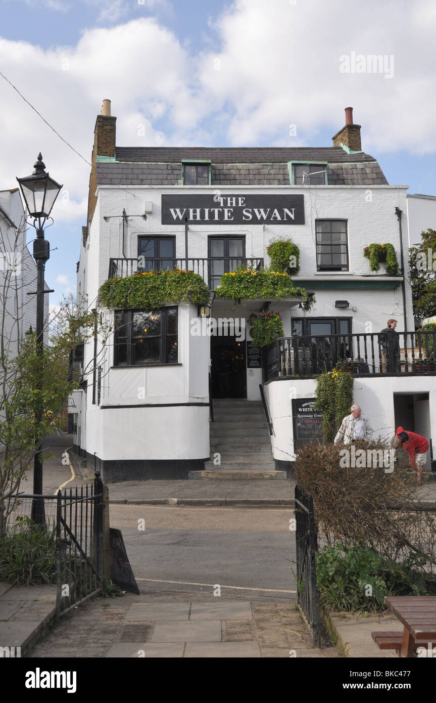White swan pub riverside twickenham hi-res stock photography and images ...