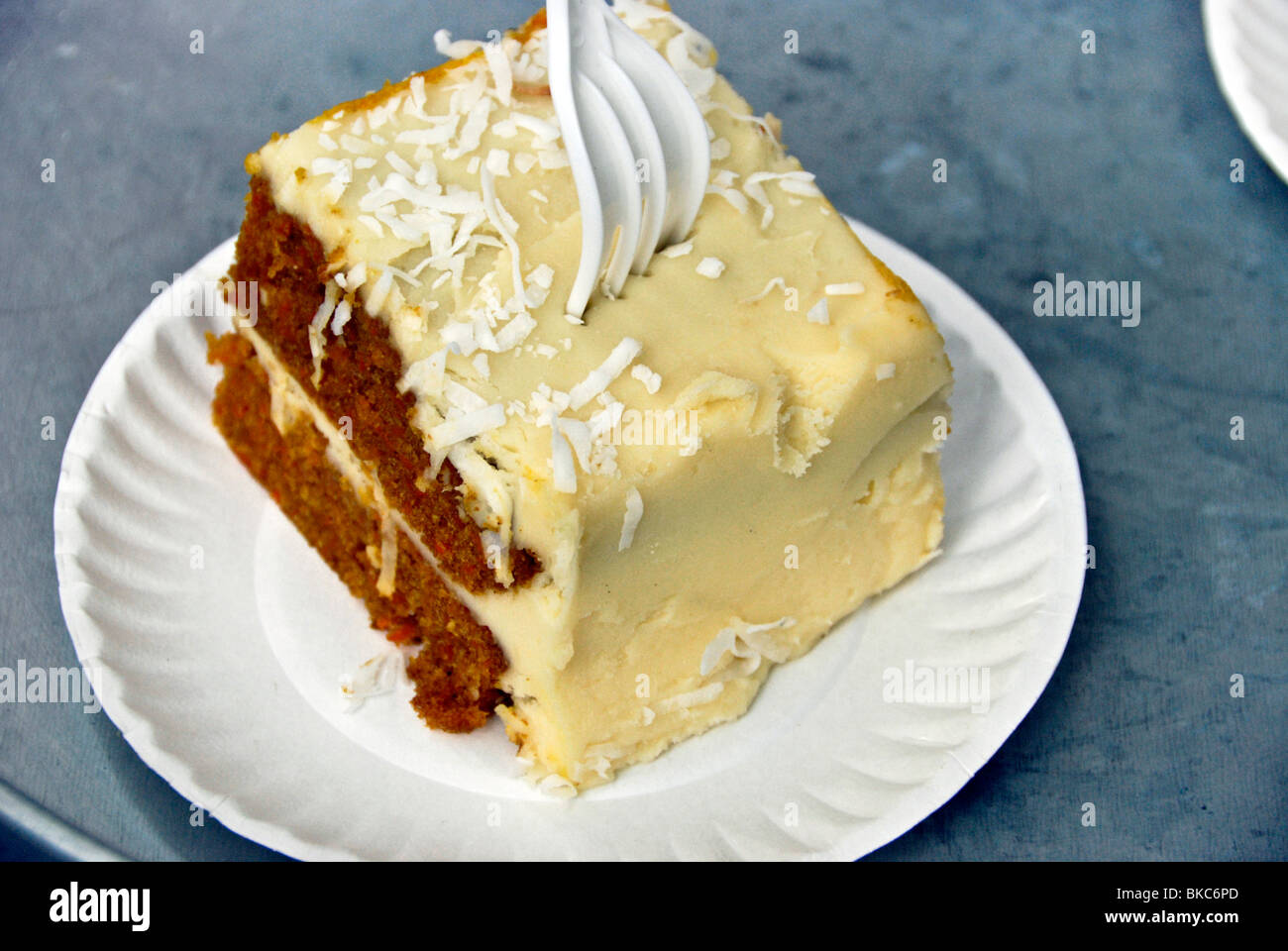 Iced layer cake hi-res stock photography and images - Alamy