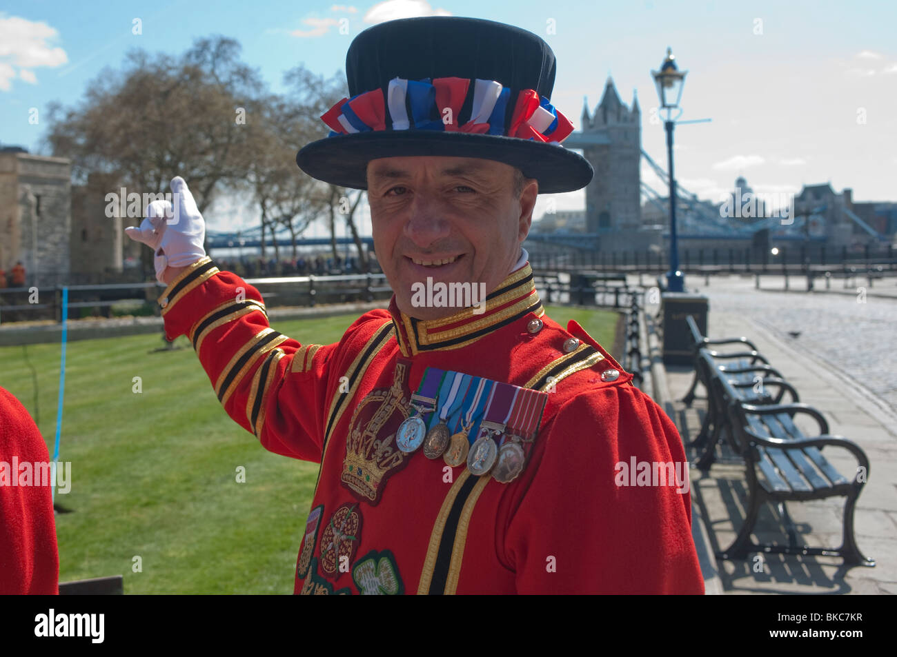 Tower of london beefeater raven hi-res stock photography and images - Alamy