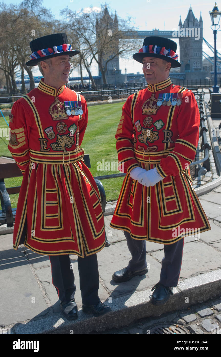 Tower of london beefeater raven hi-res stock photography and images - Alamy