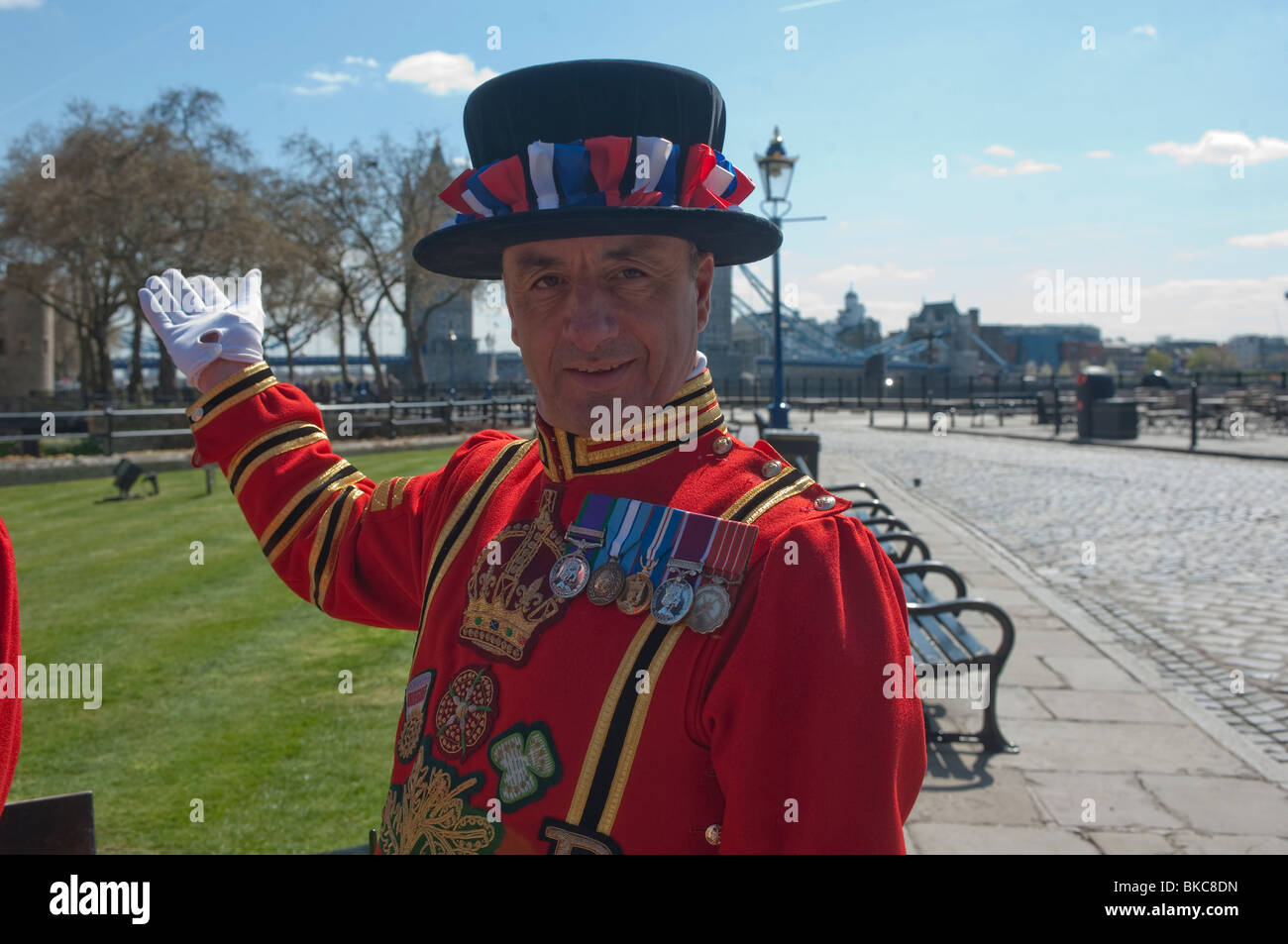 Beefeaters raven hi-res stock photography and images - Alamy