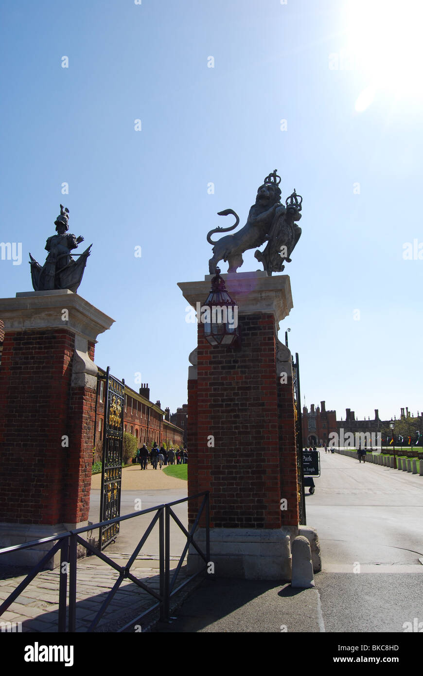 Hampton Court Palace gates sculpture Heraldry Stock Photo - Alamy