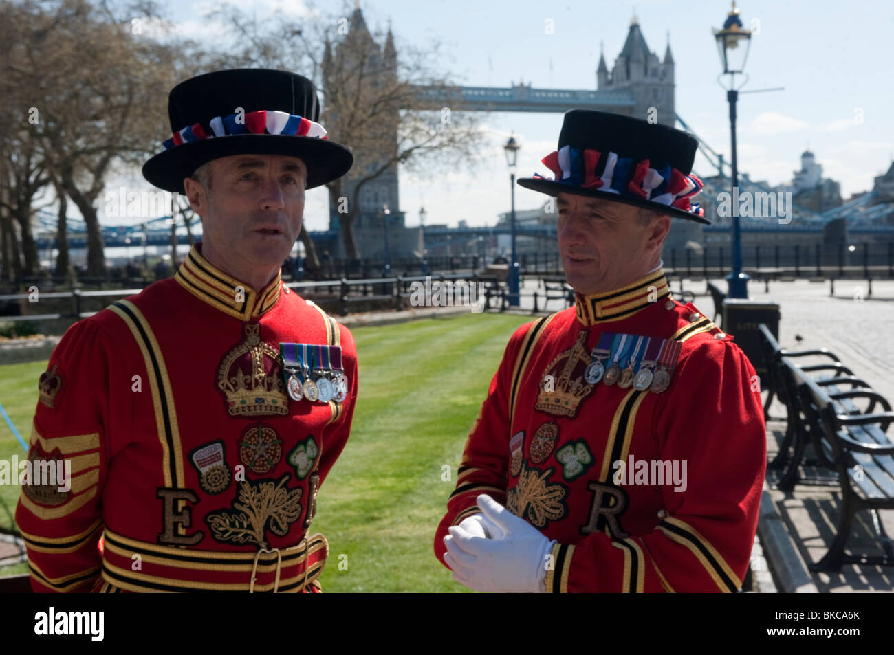 Tower of london beefeater raven hi-res stock photography and images - Alamy