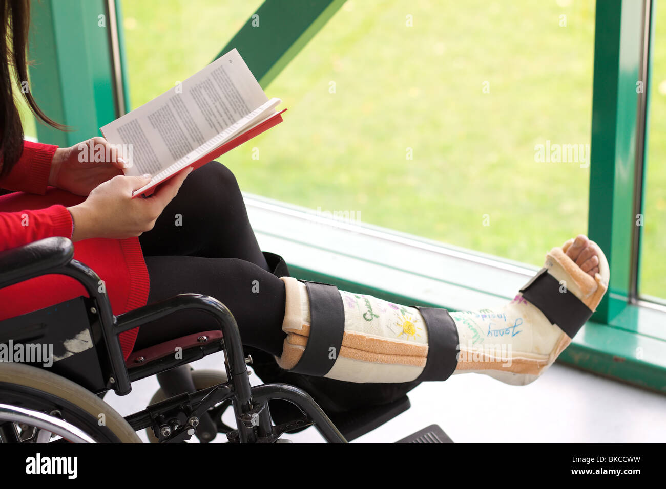 Leg in plaster hi-res stock photography and images - Alamy